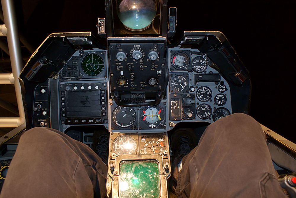 We asked a private-jet interior designer to judge 8 fighter cockpits ...