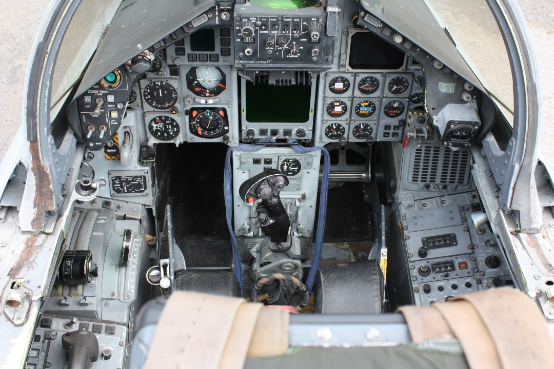 We asked a private-jet interior designer to judge 8 fighter cockpits ...